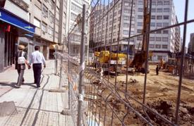 Las obras de la praza Roxa en domingo provocan polémica entre los vecinos