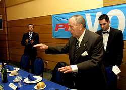 Fraga rinde tributo a los militantes más fieles del PP