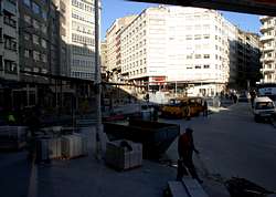 La praza Roxa se abrirá hoy de forma parcial pero continuará en obras