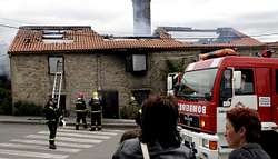 Un incendio destruye por completo una casa del centro de Cerceda