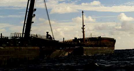 «El tamaño del 'Prestige' impedía fondearlo antes del accidente»