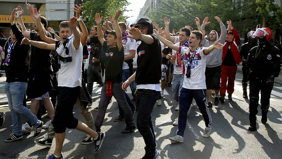 Los ultras del Lyon alborotan la Parte Vieja de San Sebastián