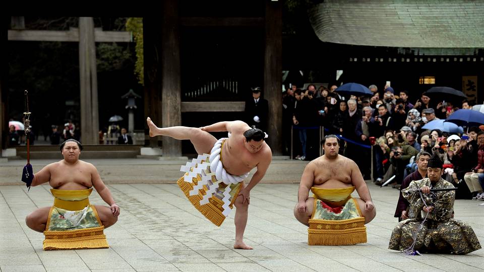 El saludo de los campeones de sumo al Año Nuevo en Japón