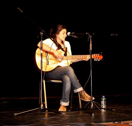 Alba María gana el concurso de cantautores de Teo