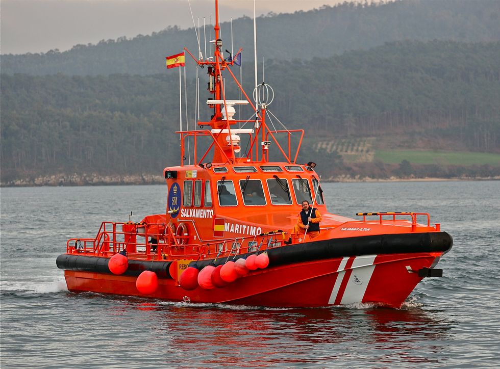 La «Salvamar Altair» regresó a Camariñas