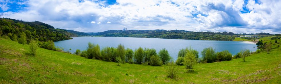Un lago con playa, pero habrá que esperar para poder usarla