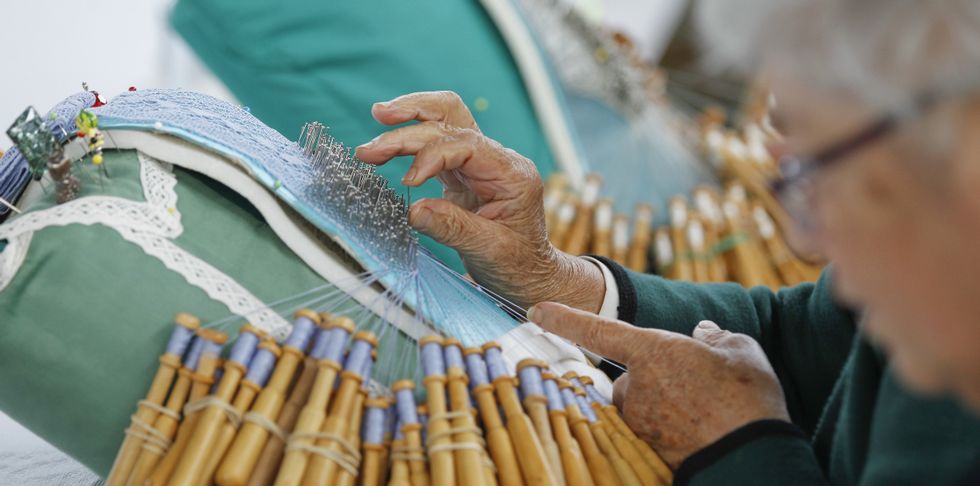 Las palilleiras lucen su destreza con los bolillos en el certamen de ...