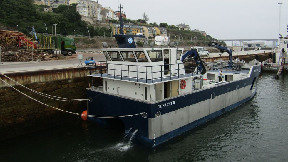 Gondán bota un barco para dar comida a una granja de atún rojo