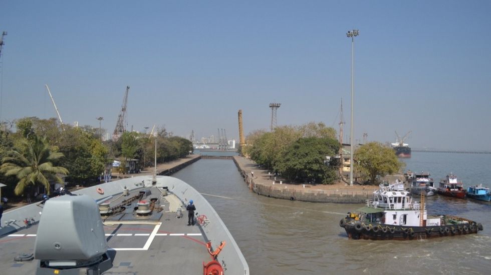 La «Cristóbal Colón» descubre Bombay en su navegación hacia Australia