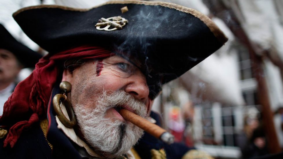 ¿Sabías por qué llevaban aros en sus orejas los piratas y corsarios?