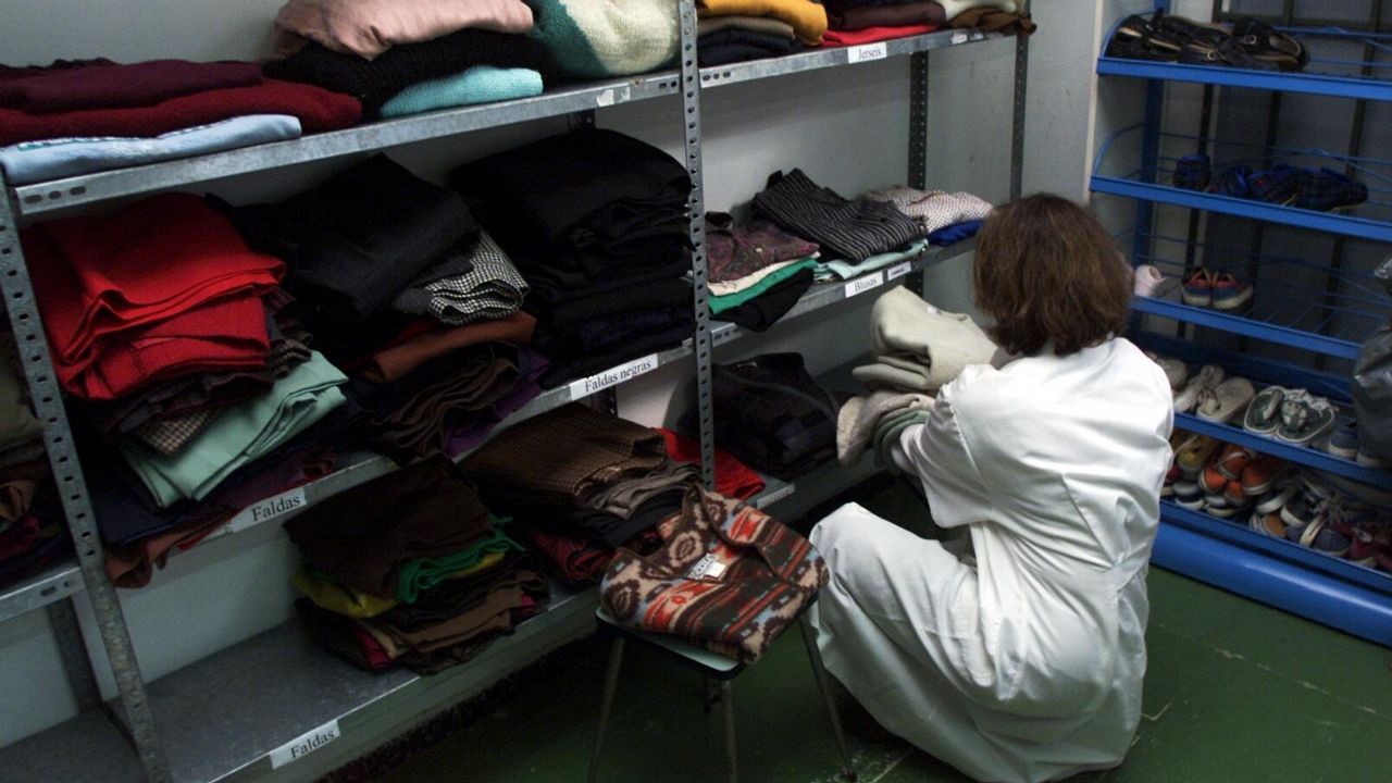 Campaña de recogida de ropa usada de Nuevas Generaciones para Cáritas