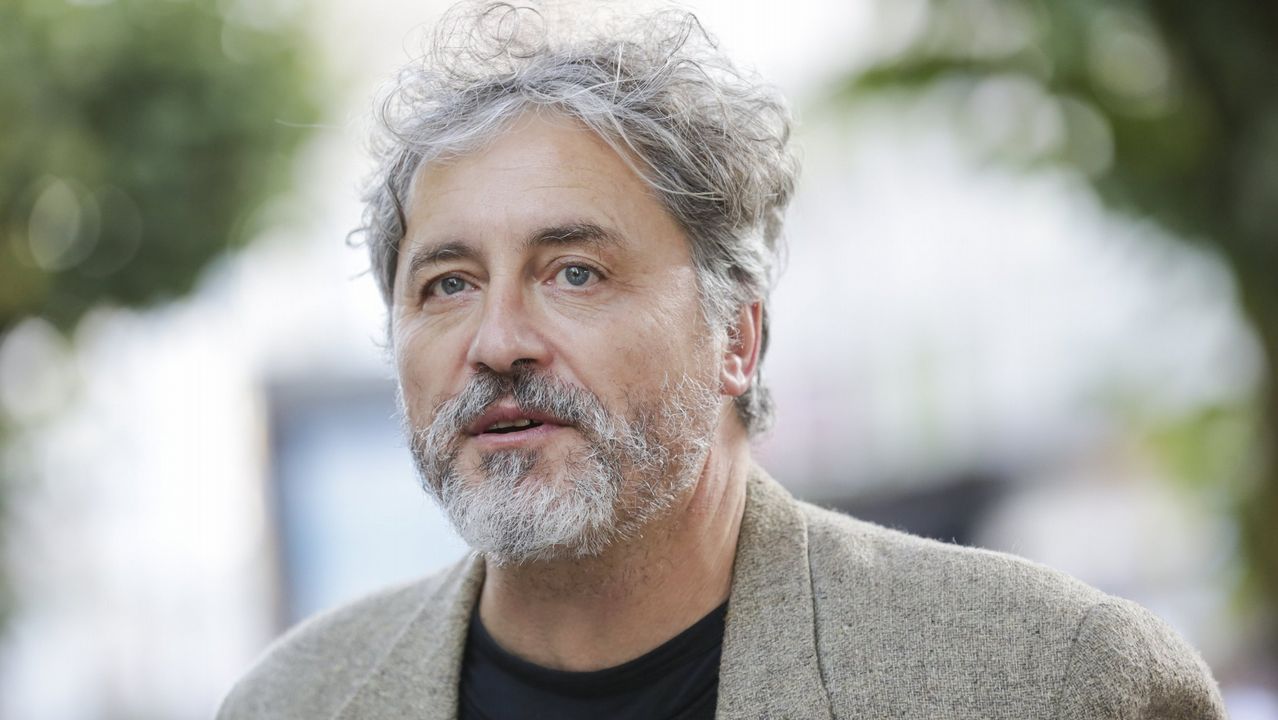 El escritor Manuel Rivas inaugura hoy la Praza dos Libros de Carballo