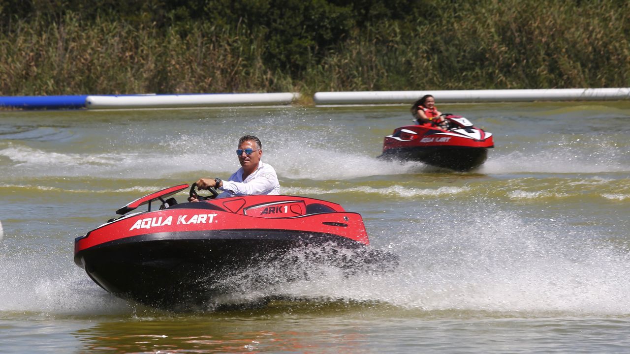 Sanxenxo innova con el aqua kart en el sector de la náutica