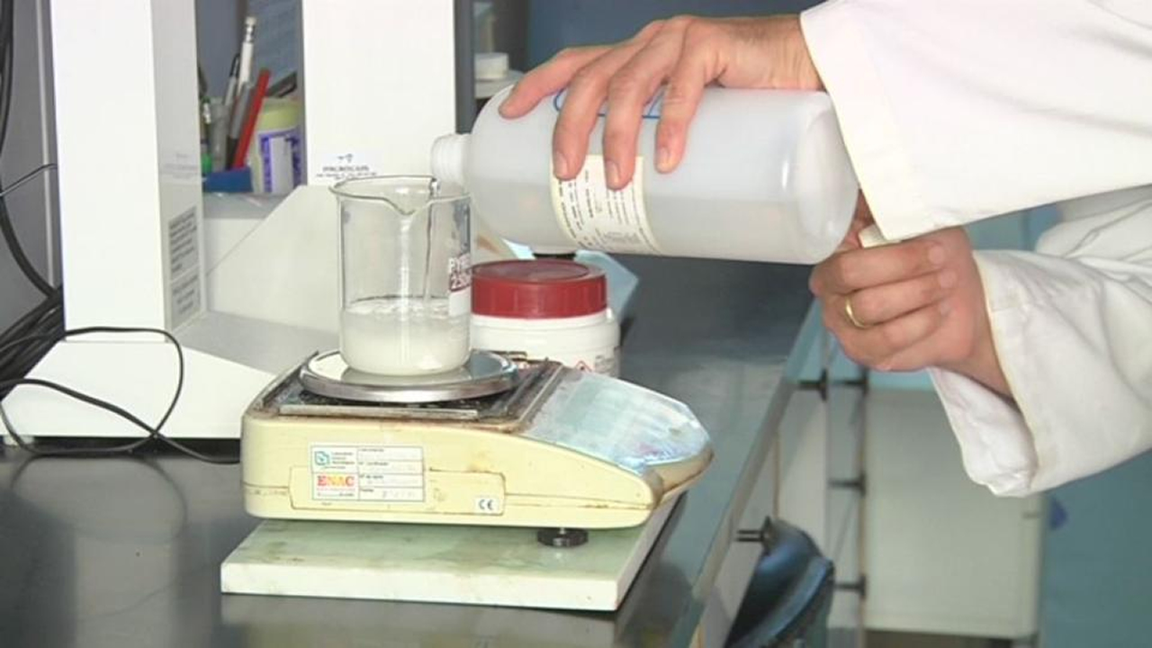 Así se elabora una fórmula magistral: jarabe para niños