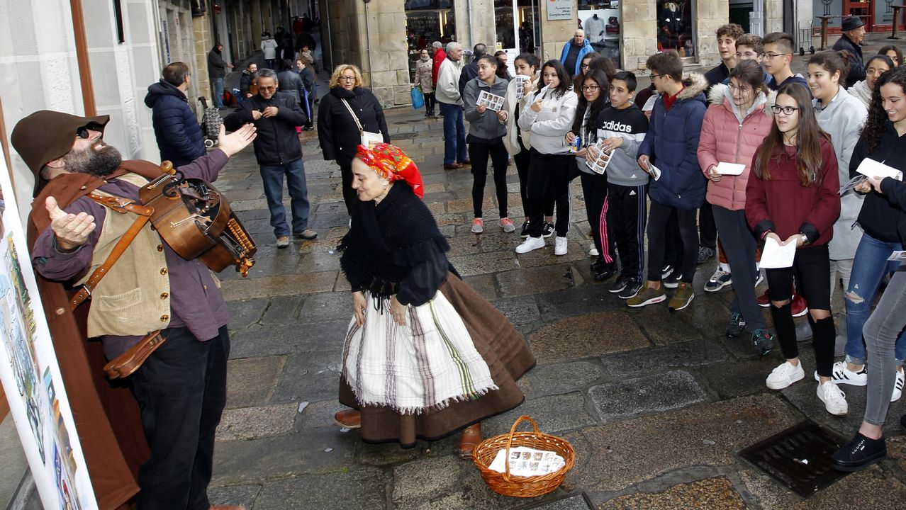Cantar de Cego en la Praza Maior de Viveiro