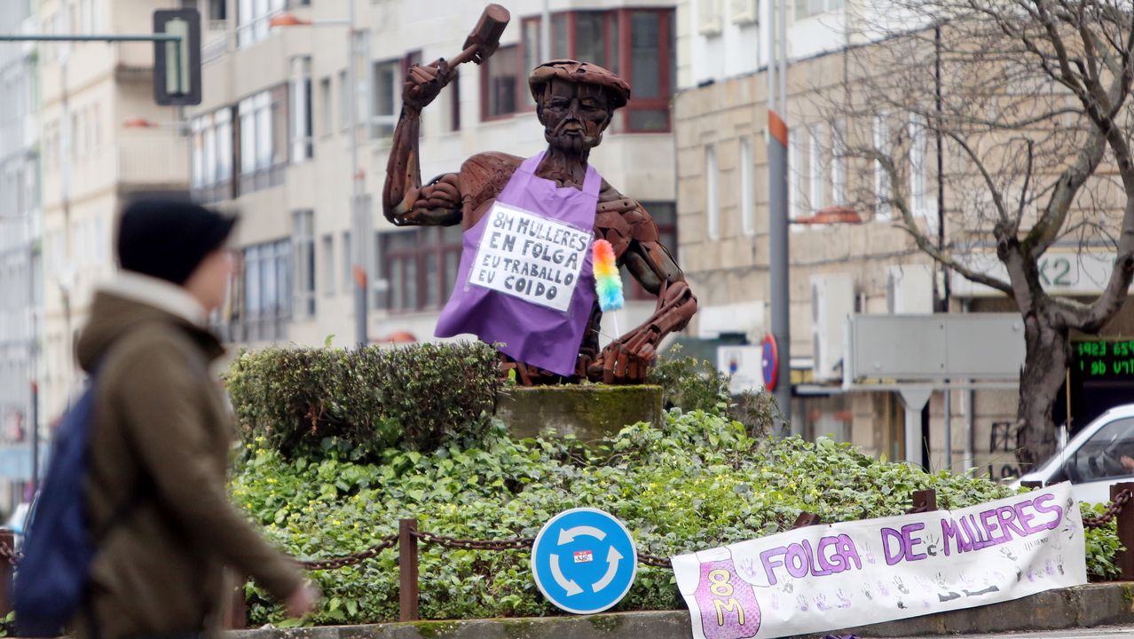 Las estatuas se travisten de violeta