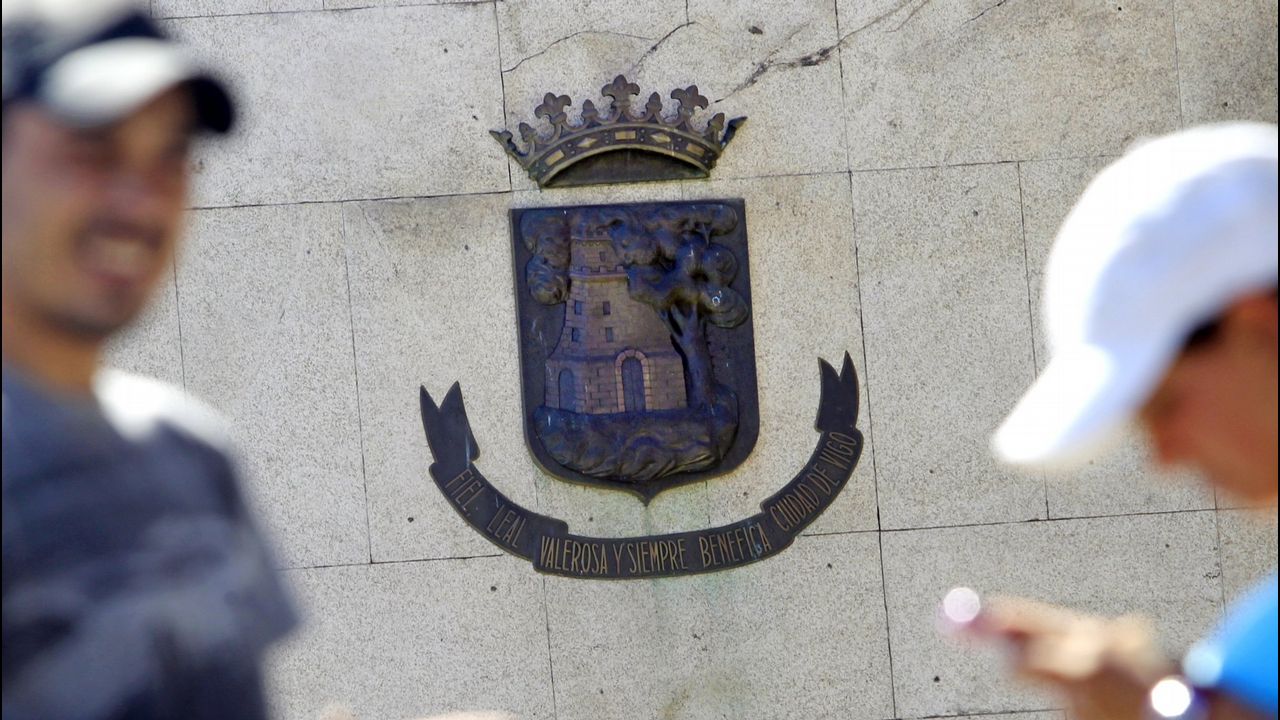 Este no es el escudo de Vigo (aunque presida el Ayuntamiento)