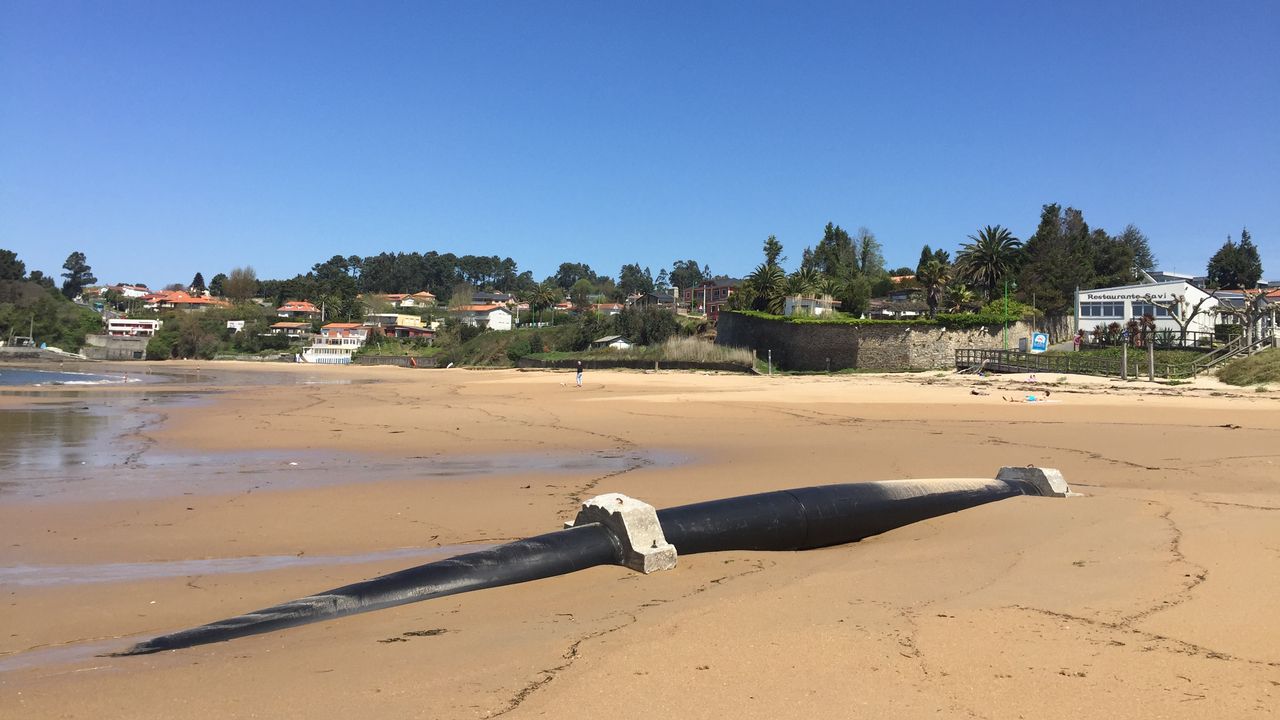 La playa de Perbes, cortada por un emisario