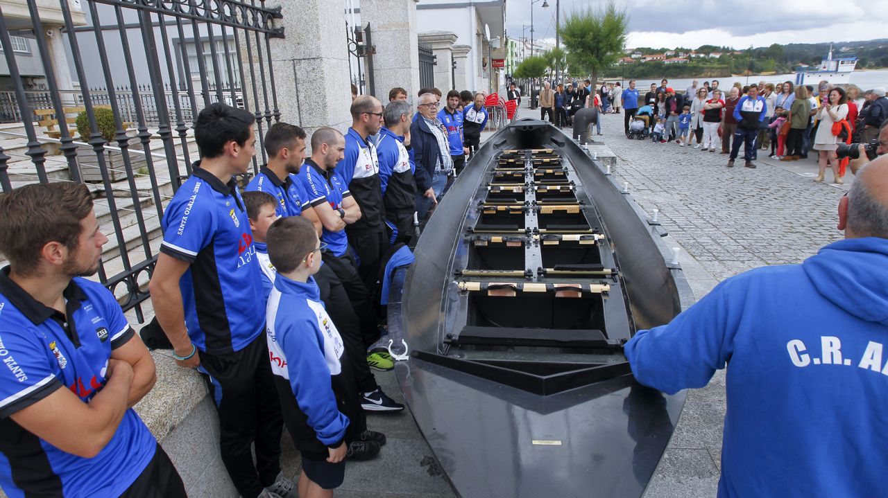 Una trainera nueva para celebrar los 60 años del Club de Remo de Ares
