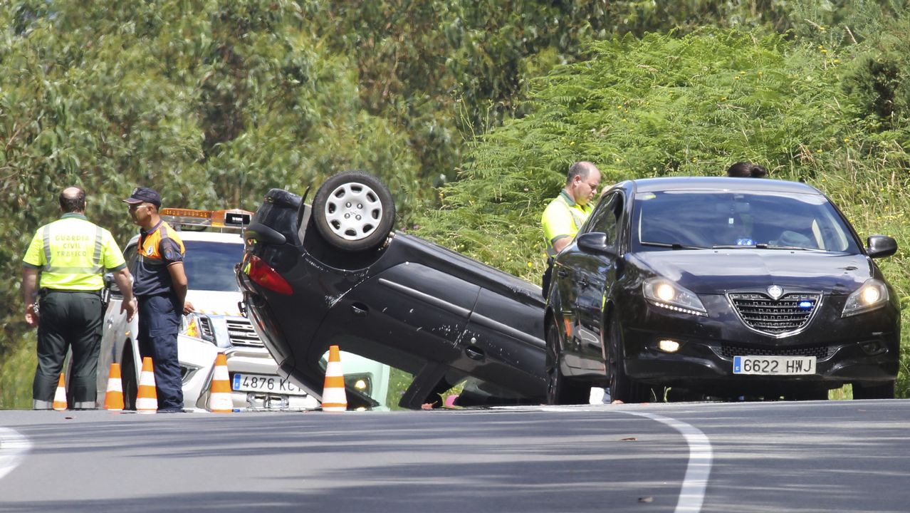 Un coche volcado tras una salida de vía en Coristanco