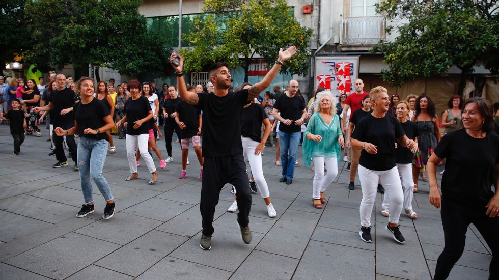 Adrián Esperón enseña a bailar a los pontevedreses