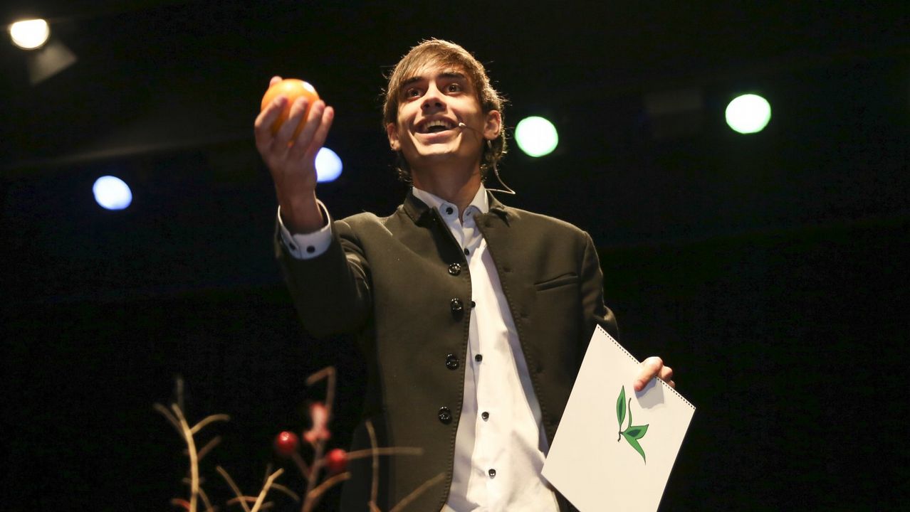 El mago Pedro Bugarín abre en Boiro el programa Ler Conta Moito