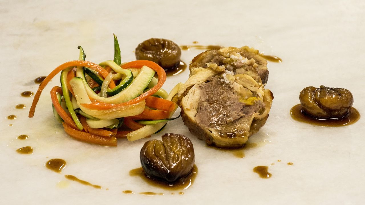 Pollo relleno, tallarines de verduras y castañas