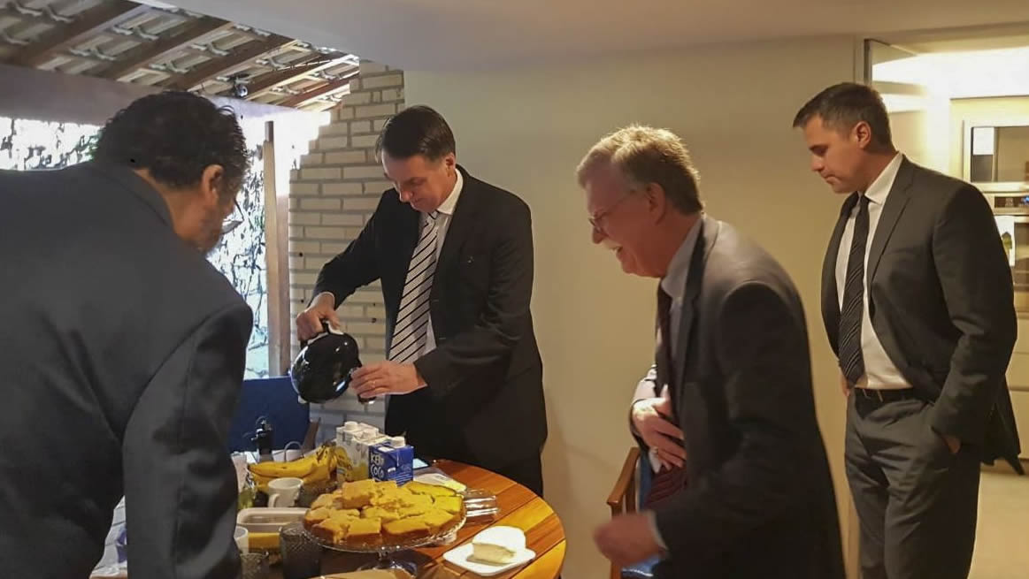 Bolsonaro recibe a Joe Bolton en Río y coloca a Brasil en la órbita de ...