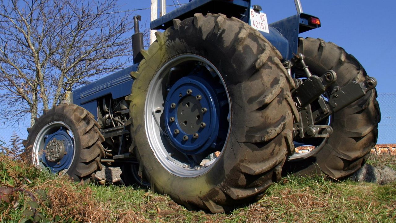 Herido al volcar el tractor que manejaba en Oza-Cesuras