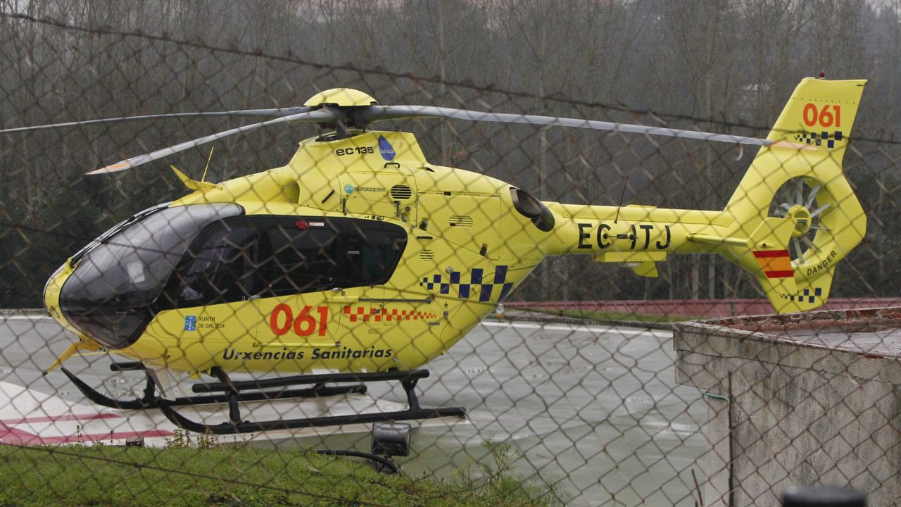 Evacuado en helicóptero un hombre que se cayó de un tejado en Val do Dubra