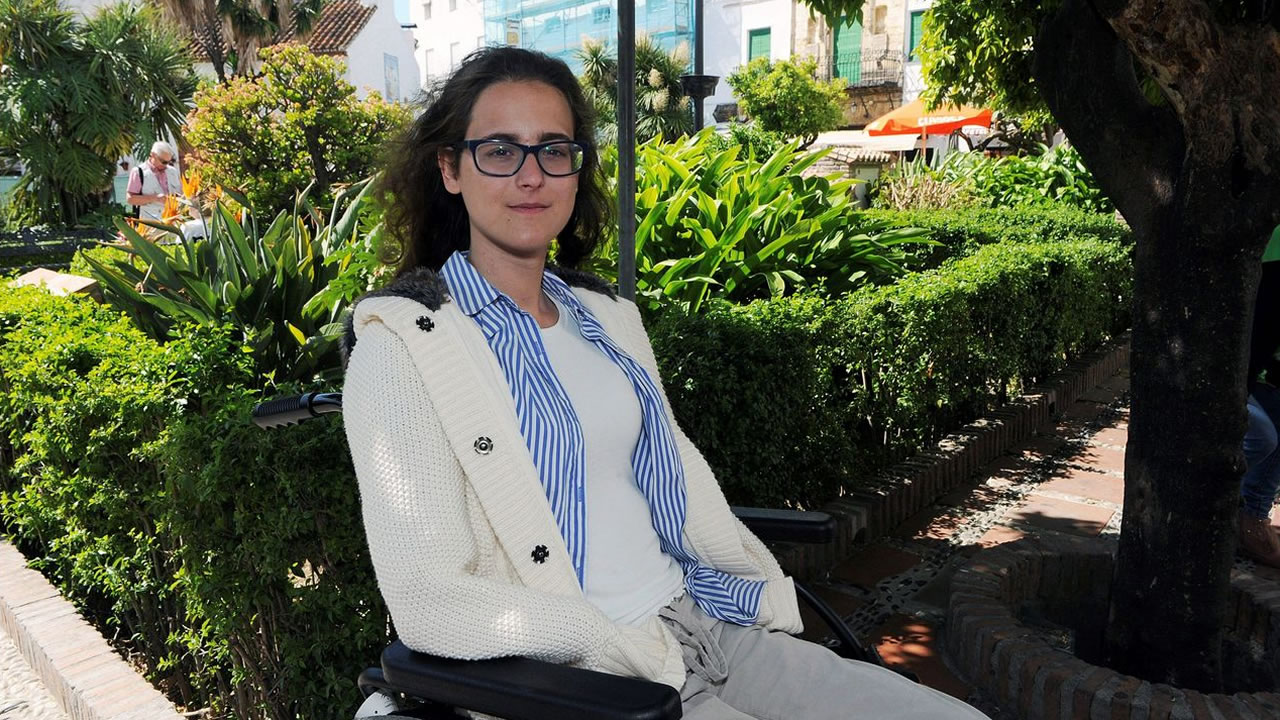 La lucha de Sarah Almagro, la joven que perdió las manos y los pies por ...