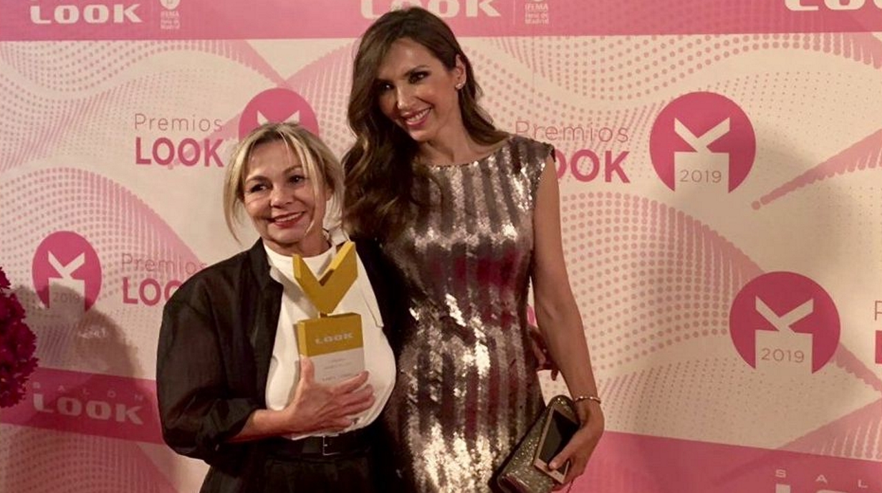 Loida recibe el premio a toda una vida