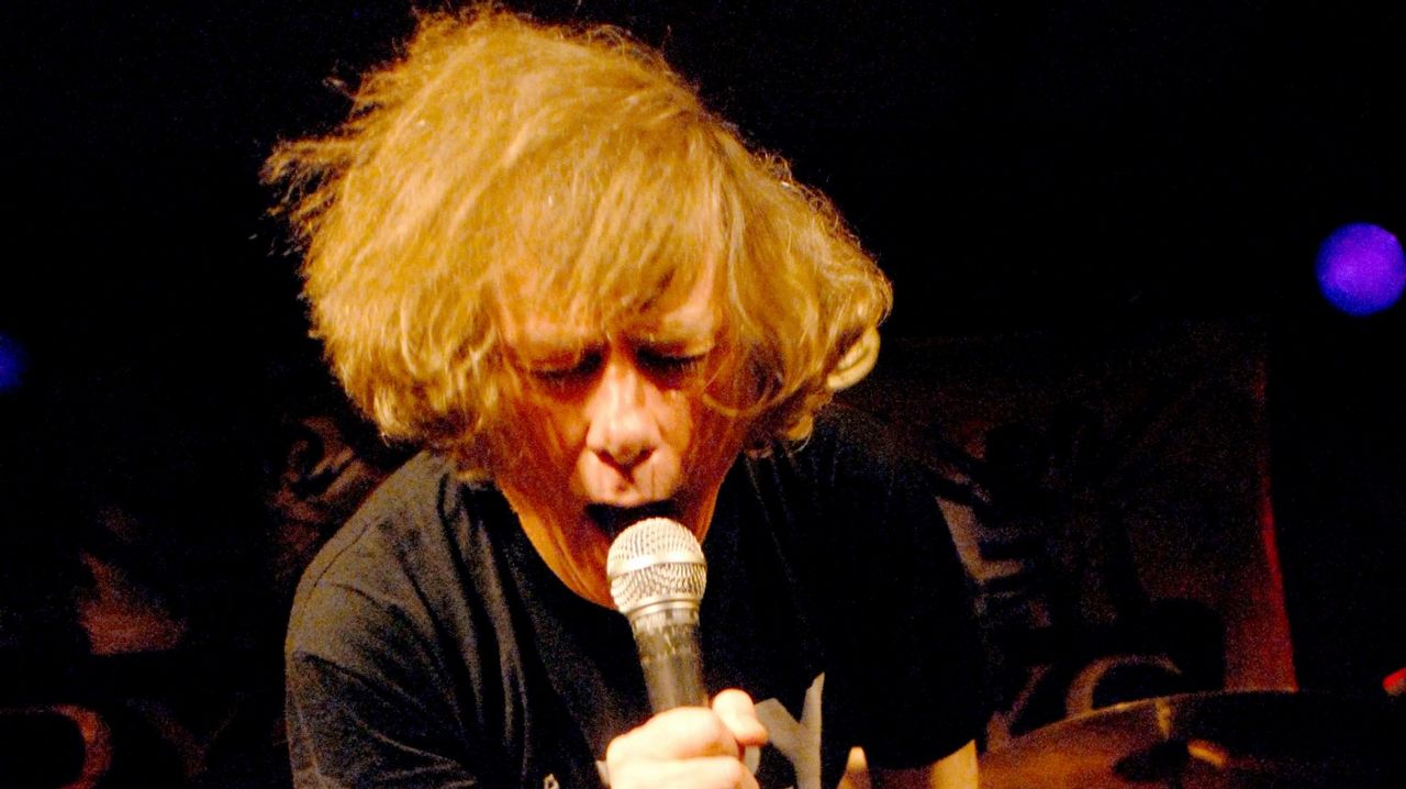 Roy Loney, baja en el concierto de Flamin' Groovies