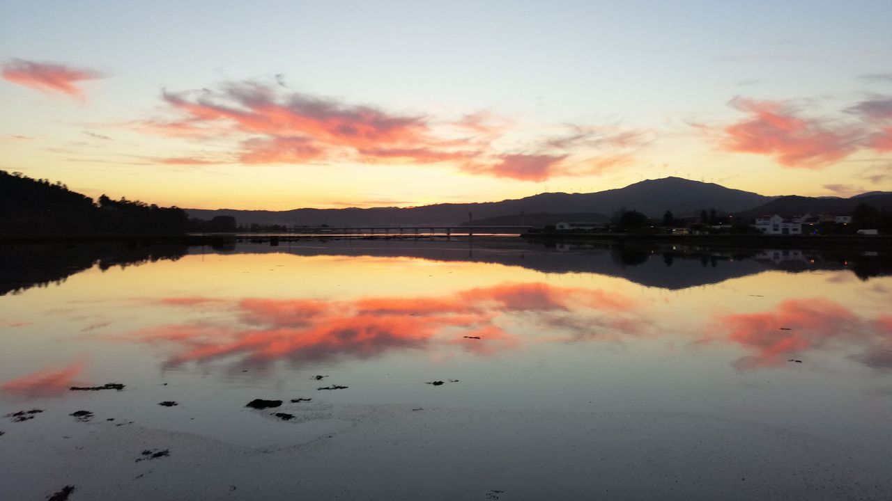 Un rojizo atardecer en la ría noiesa