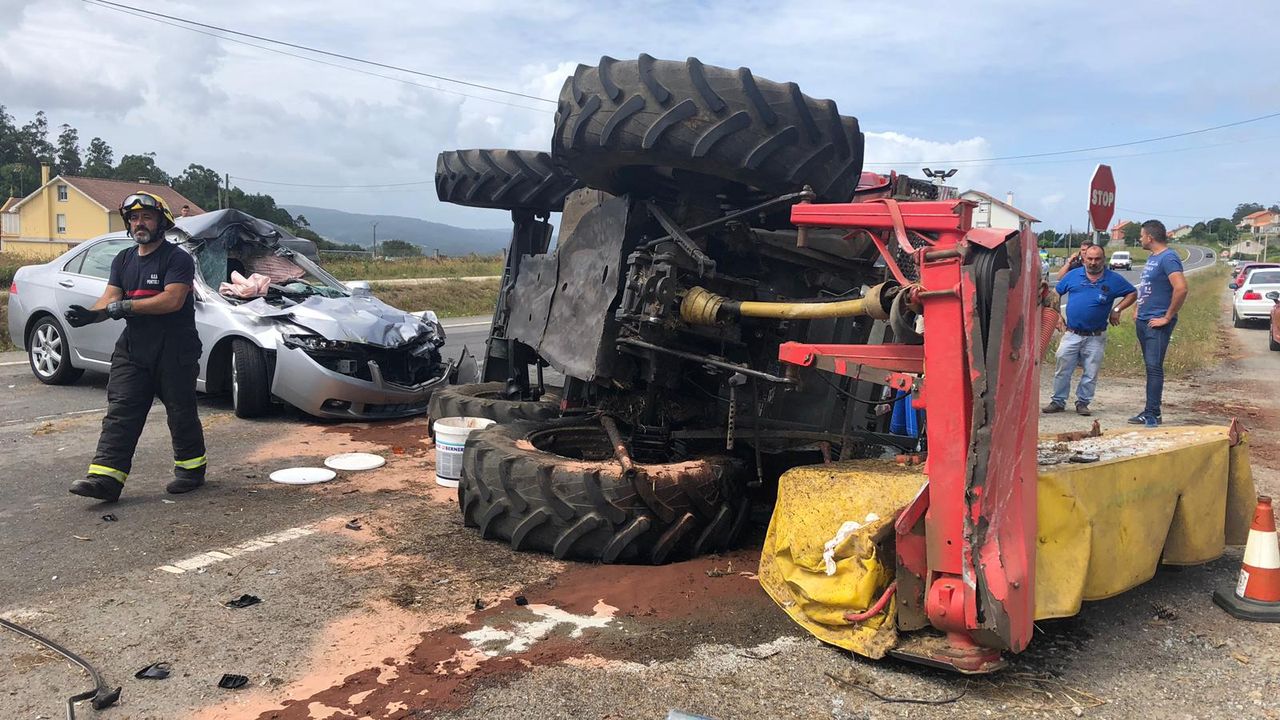 Dos heridos y un tractor volcado en un grave accidente de tráfico en Pazos