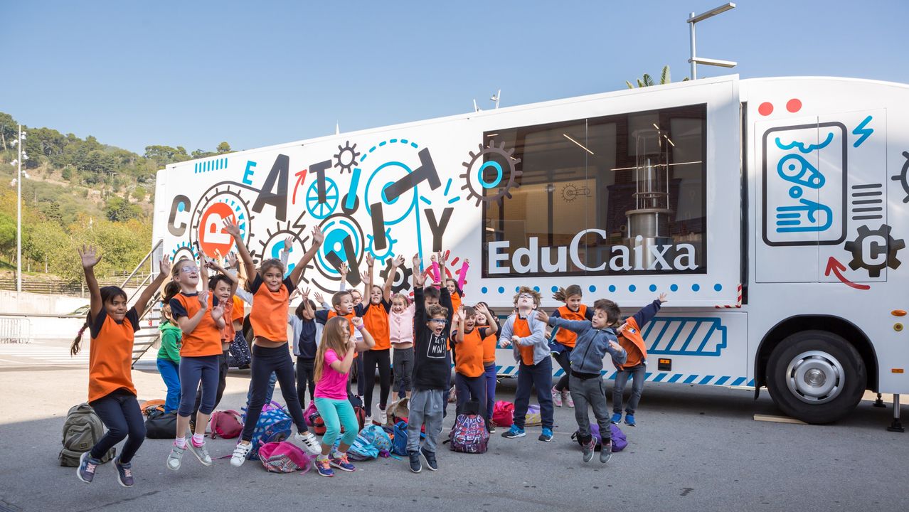 Diversión y creatividad en un bus