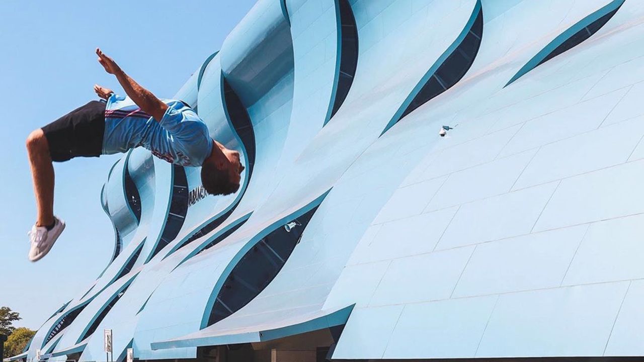 El atleta de parkour Andy Haug hace parada en Balaídos