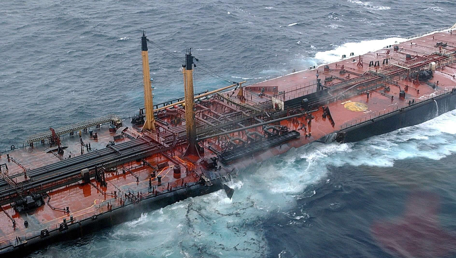 El Prestige está a punto de partirse a 62 millas de Galicia