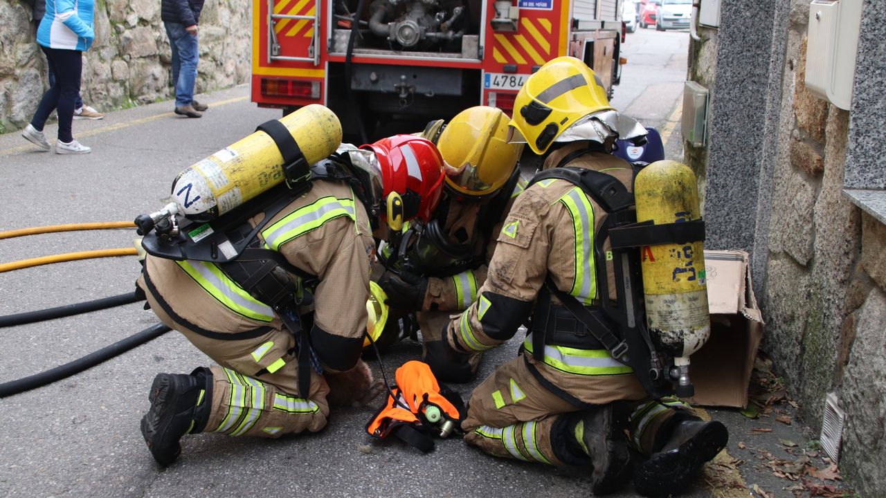 Los bomberos reaniman a un conejo intoxicado en un incendio en Baiona