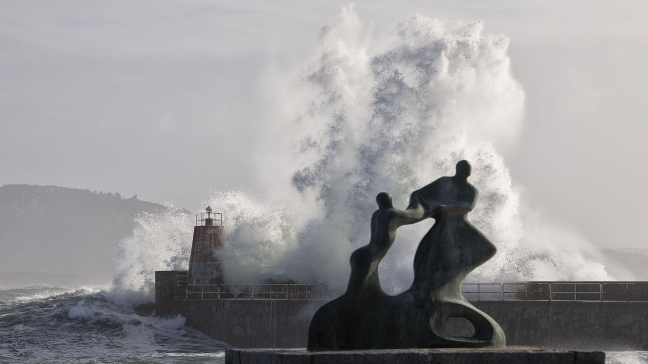 Un mar enfurecido en Corrubedo