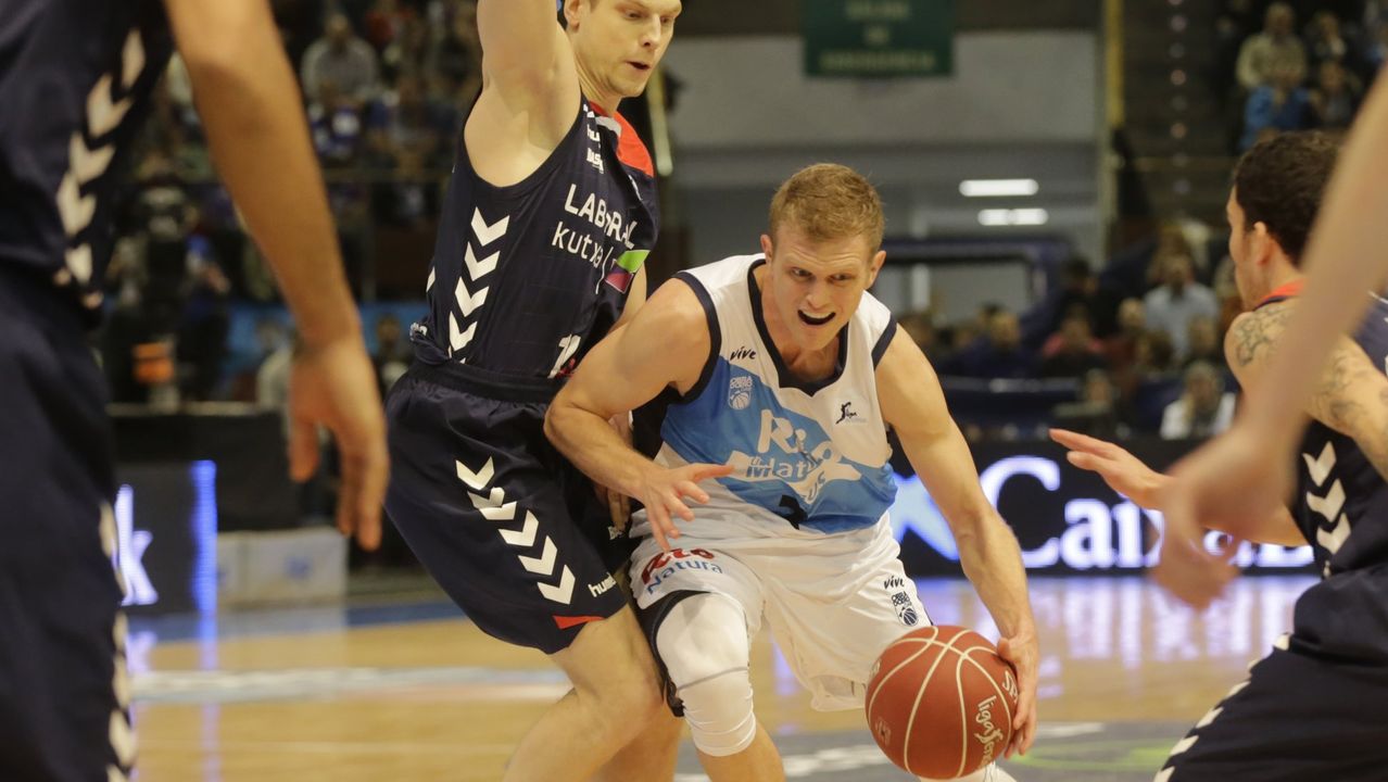 Tyler Haws suple a Brown en el Bilbao