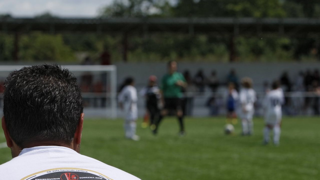 Un árbitro se retira del campo llorando por los insultos de un padre en ...