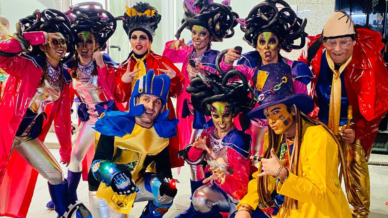 Las comparsas actúan hoy en Vilagarcía y las carrozas desfilarán por ...