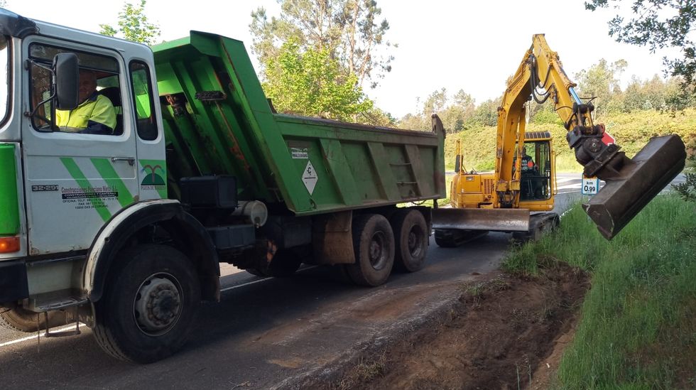 Iniciada la mejora del firme de la AC-199 a su paso por Dumbría