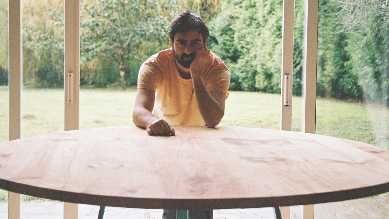 Nárdiz Estudio, el diseñador de muebles que inventó la mesa Sharon Stone