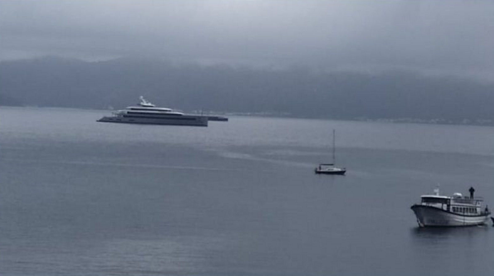 Llega a Fisterra el yate «Moonrise», de 100 metros de eslora