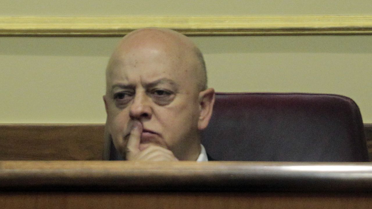 Elorza denuncia en el Congreso que lleva 24 horas «acosado» en las ...
