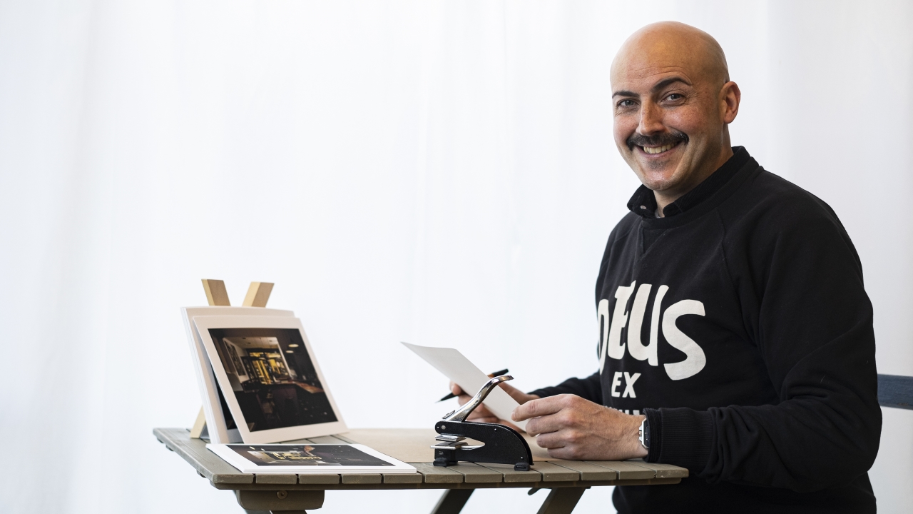 Cierra el bar temporalmente y vende fotos de la barra