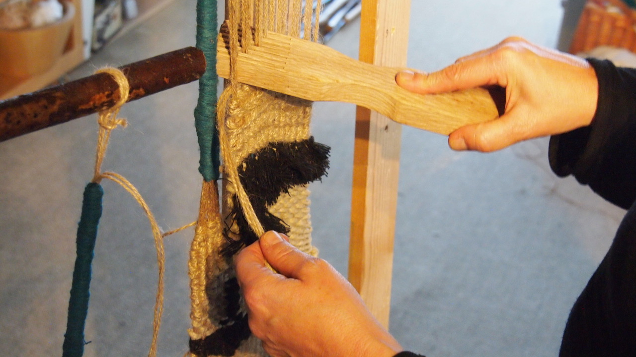 Victoria Caparrós, tejiendo y destejiendo palabras y música en un telar