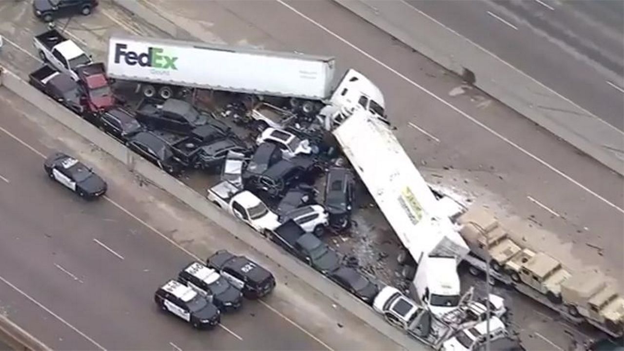 Espectacular choque en cadena en una autopista de Texas con 133 ...